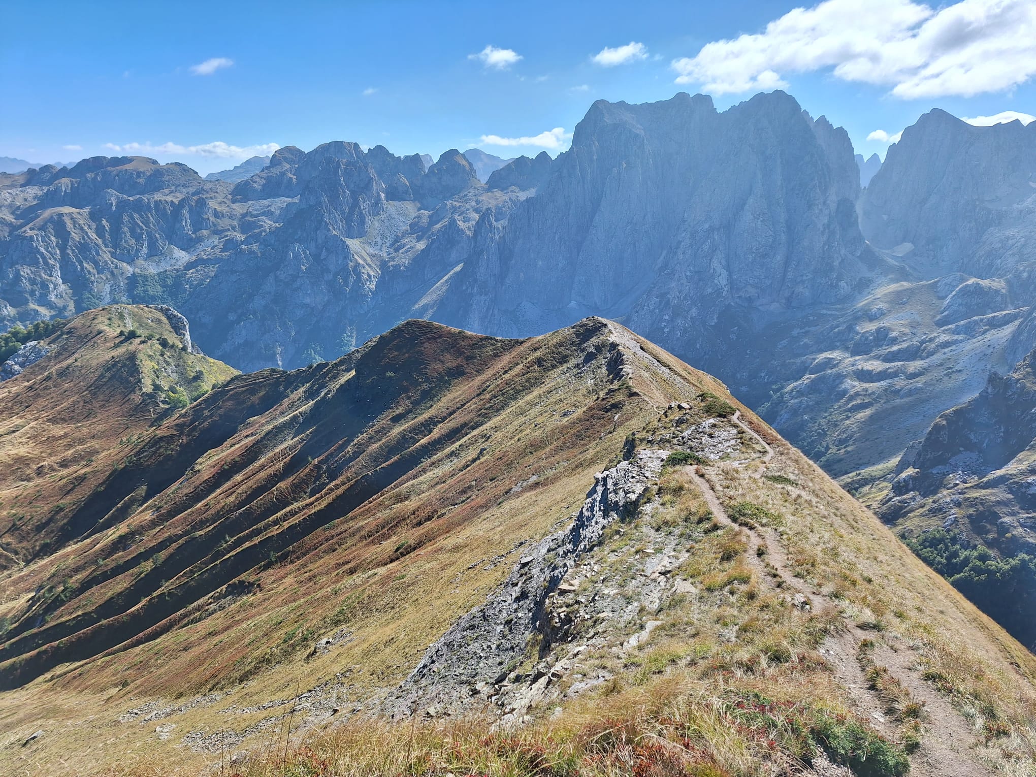 Hiken door de Albanese Alpen bij Lëpushë - The Travel Daisy